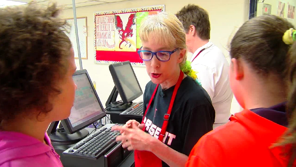 Elementary school lunch lady goes above and beyond for kids | WKRC