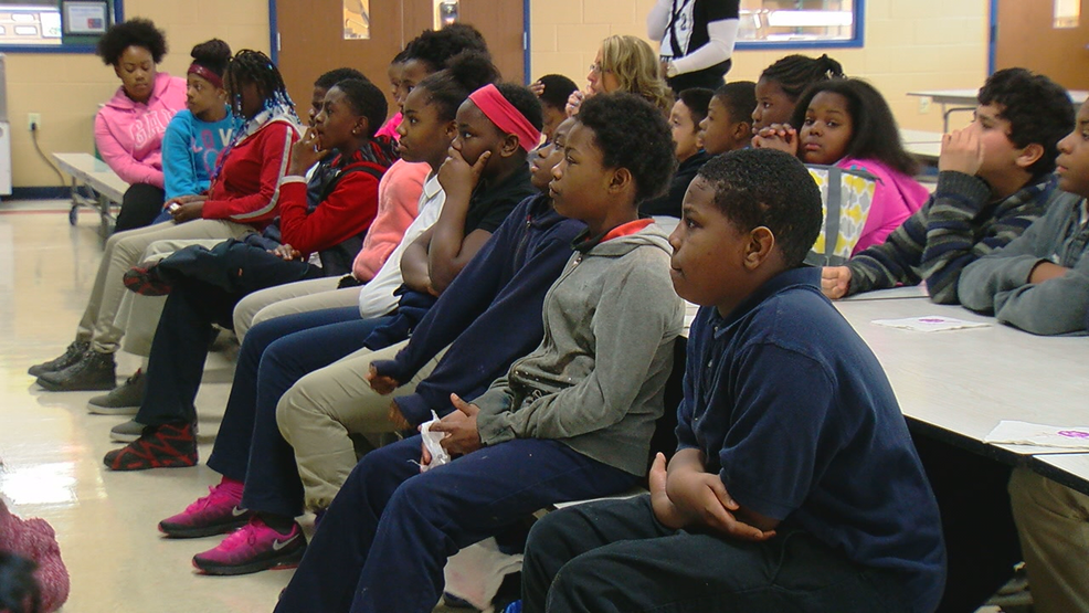 Pleasant Hill Academy students take part in No One Eats Alone Day | WKRC